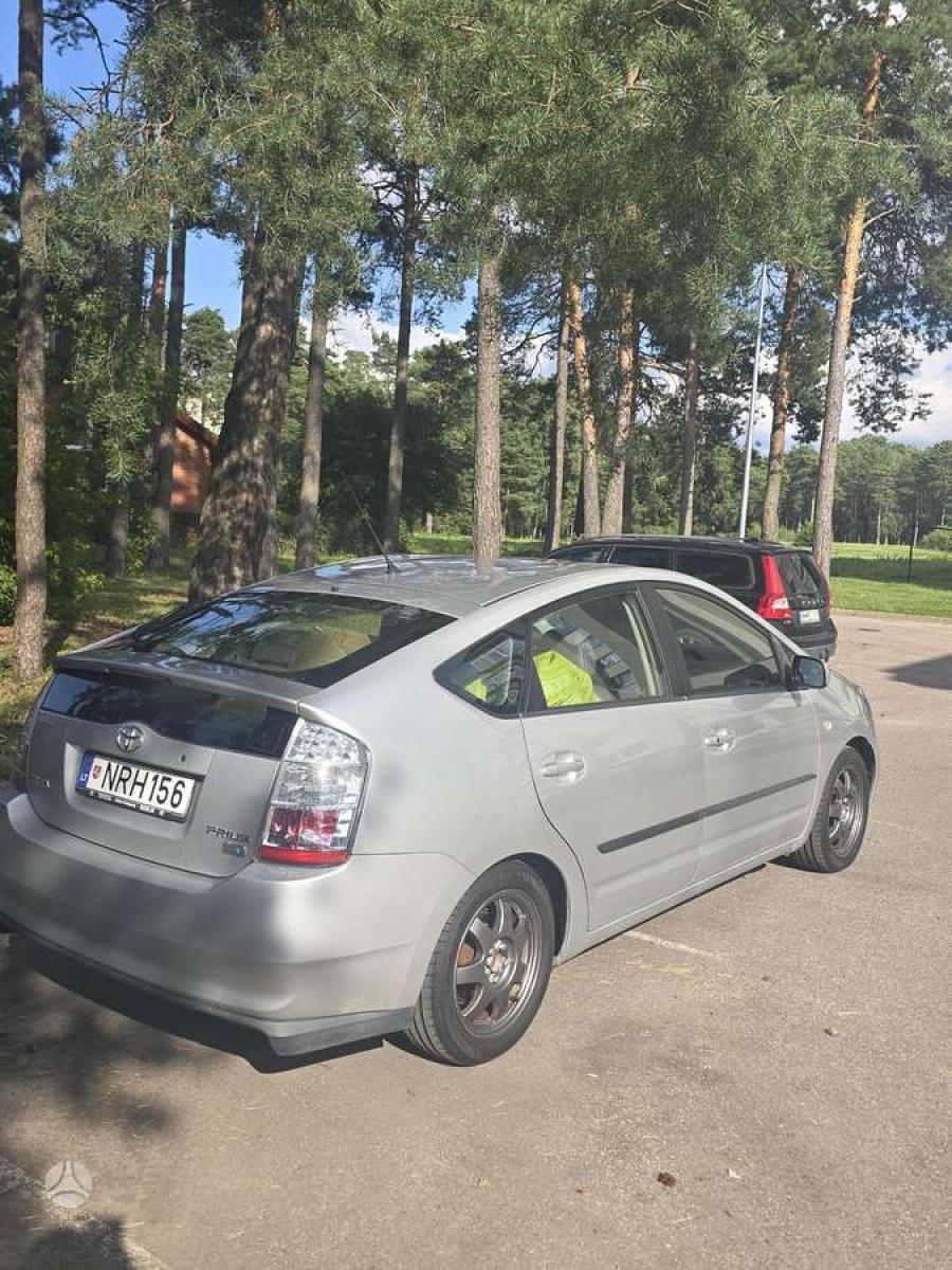Pelēks Toyota Prius 2007 Druskininkai, ar dzinēja tilpumu 1.50 L un nobraukumu 194 tūkst. km par 5800 €, foto 5 vietnē AUTOMOTO.COM.LV