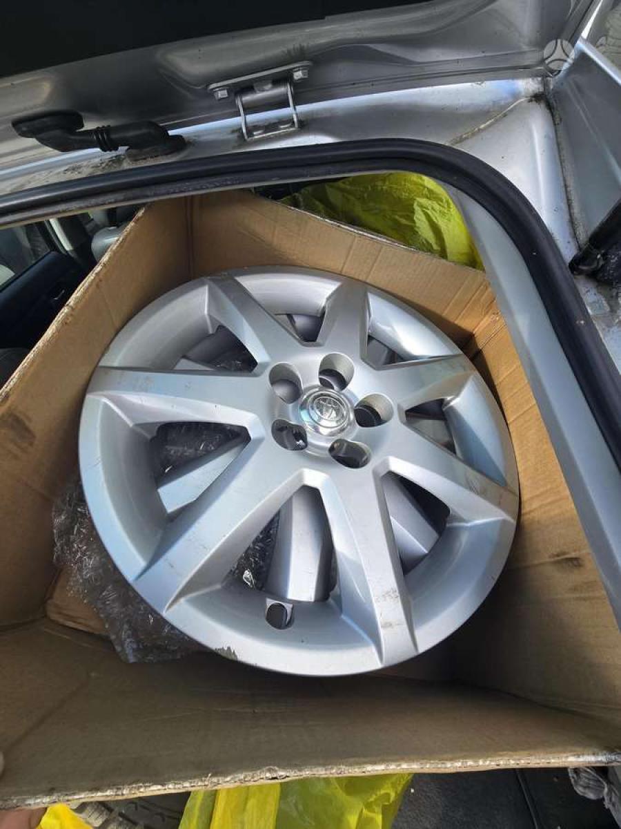 Pelēks Toyota Prius 2007 Druskininkai, ar dzinēja tilpumu 1.50 L un nobraukumu 194 tūkst. km par 5800 €, foto 13 vietnē AUTOMOTO.COM.LV