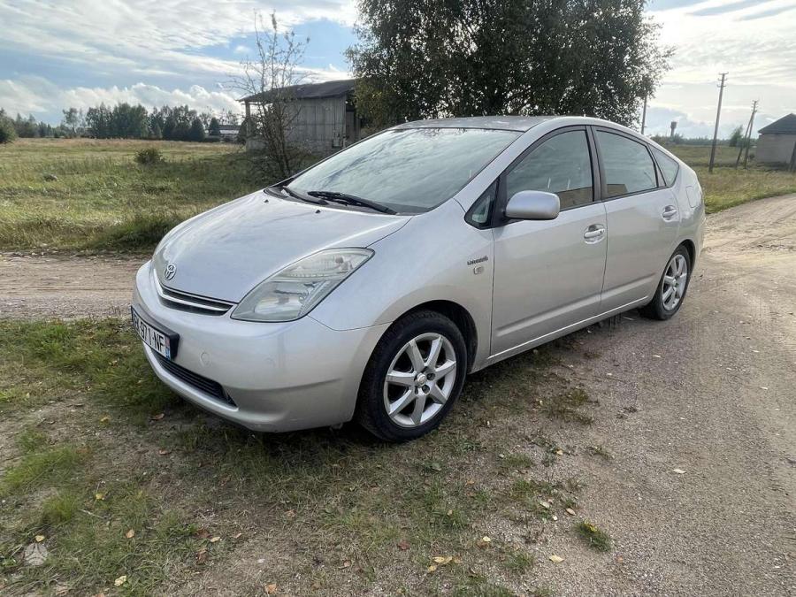 Grey Toyota Prius 2007 in Moletai, with an engine capacity of 1.50 L and mileage of 272 thousand km for 4400 €, photo 4 on AUTOMOTO.COM.LV