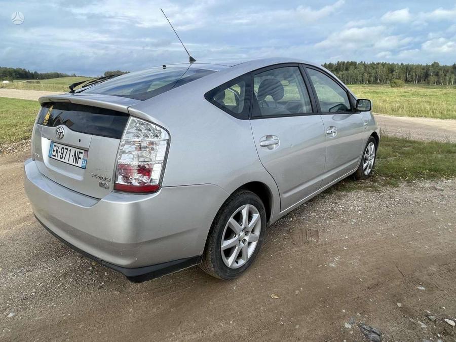 Grey Toyota Prius 2007 in Moletai, with an engine capacity of 1.50 L and mileage of 272 thousand km for 4400 €, photo 5 on AUTOMOTO.COM.LV