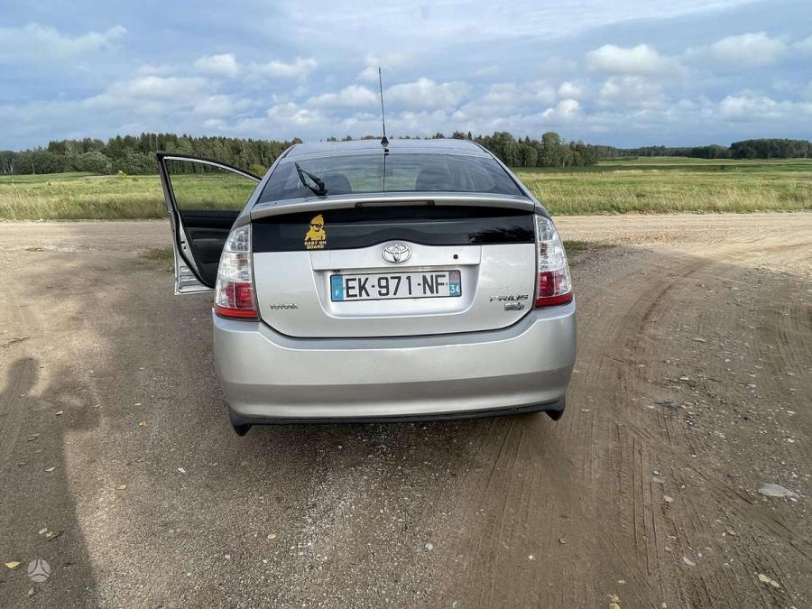 Grey Toyota Prius 2007 in Moletai, with an engine capacity of 1.50 L and mileage of 272 thousand km for 4400 €, photo 6 on AUTOMOTO.COM.LV