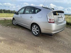 Grey Toyota Prius 2007 in Moletai, with an engine capacity of 1.50 L and mileage of 272 thousand km for 4400 €, photo 7 on AUTOMOTO.COM.LV
