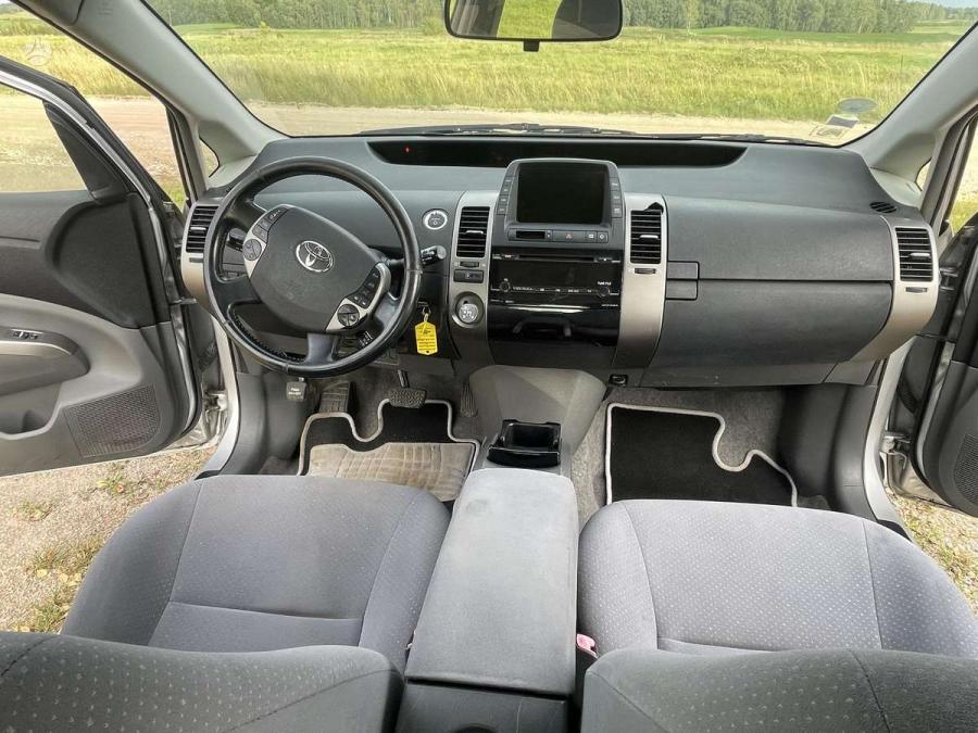 Grey Toyota Prius 2007 in Moletai, with an engine capacity of 1.50 L and mileage of 272 thousand km for 4400 €, photo 12 on AUTOMOTO.COM.LV
