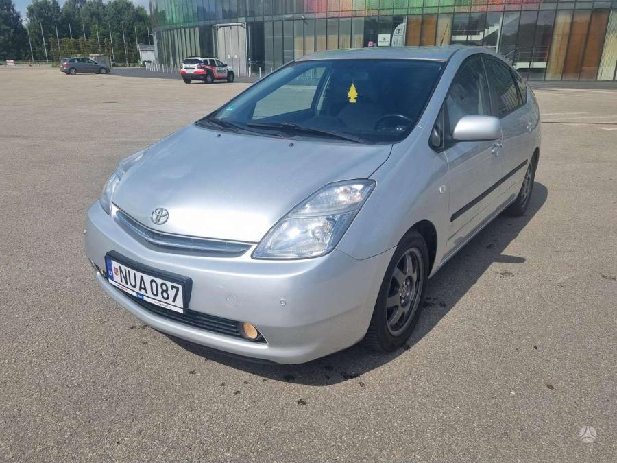 Grey Toyota Prius 2007 in Siauliai, with an engine capacity of 1.50 L and mileage of 225 thousand km for 4900 €, photo 1 on AUTOMOTO.COM.LV