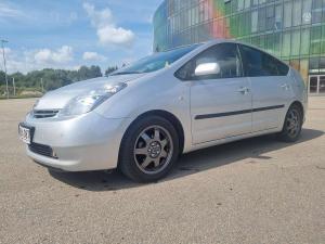 Grey Toyota Prius 2007 in Siauliai, with an engine capacity of 1.50 L and mileage of 225 thousand km for 4900 €, photo 4 on AUTOMOTO.COM.LV