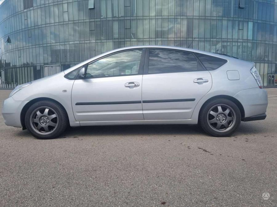 Grey Toyota Prius 2007 in Siauliai, with an engine capacity of 1.50 L and mileage of 225 thousand km for 4900 €, photo 5 on AUTOMOTO.COM.LV