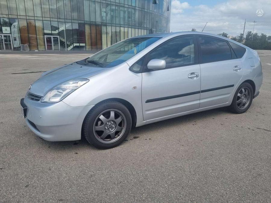 Grey Toyota Prius 2007 in Siauliai, with an engine capacity of 1.50 L and mileage of 225 thousand km for 4900 €, photo 6 on AUTOMOTO.COM.LV