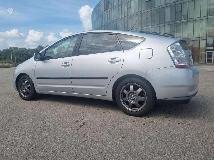 Grey Toyota Prius 2007 in Siauliai, with an engine capacity of 1.50 L and mileage of 225 thousand km for 4900 €, photo 7 on AUTOMOTO.COM.LV