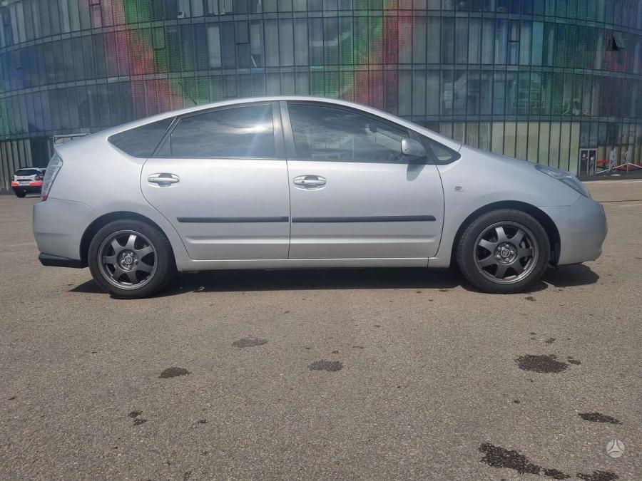Grey Toyota Prius 2007 in Siauliai, with an engine capacity of 1.50 L and mileage of 225 thousand km for 4900 €, photo 14 on AUTOMOTO.COM.LV