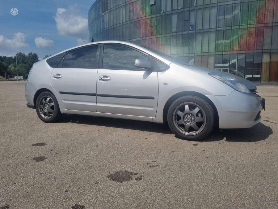 Grey Toyota Prius 2007 in Siauliai, with an engine capacity of 1.50 L and mileage of 225 thousand km for 4900 €, photo 15 on AUTOMOTO.COM.LV