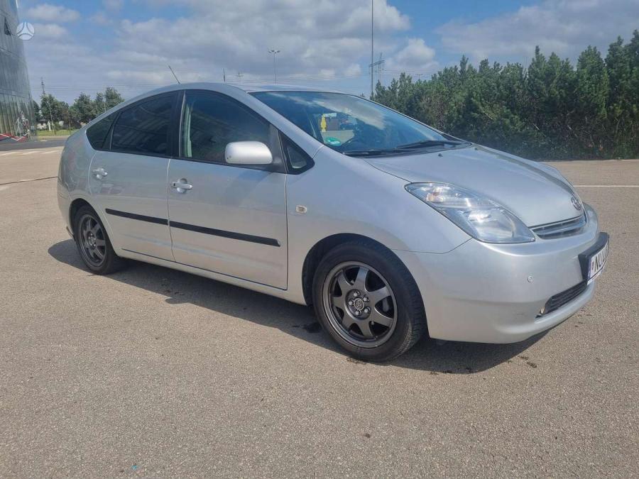 Grey Toyota Prius 2007 in Siauliai, with an engine capacity of 1.50 L and mileage of 225 thousand km for 4900 €, photo 16 on AUTOMOTO.COM.LV