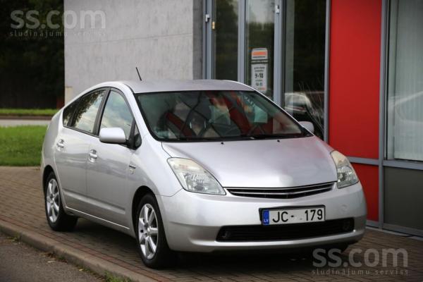 Toyota Prius 2007 in Riga on AUTOMOTO.COM.LV Grey Toyota Prius 2007 in Riga, with an engine capacity of 1.50 L and mileage of 220 thousand km for 3495 €, photo 5 on AUTOMOTO.COM.LV