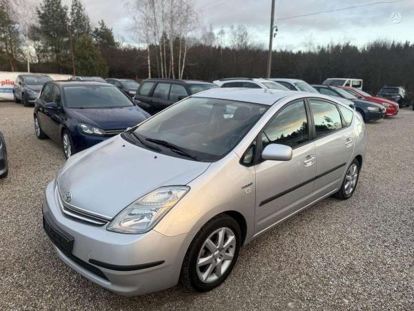 Pelēks Toyota Prius 2008 Ukmergė, ar dzinēja tilpumu 1.50 L un nobraukumu 242 tūkst. km par 3750 €, foto 1 vietnē AUTOMOTO.COM.LV