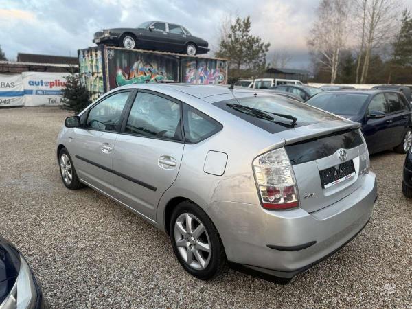 Pelēks Toyota Prius 2008 Ukmergė, ar dzinēja tilpumu 1.50 L un nobraukumu 242 tūkst. km par 3750 €, foto 4 vietnē AUTOMOTO.COM.LV