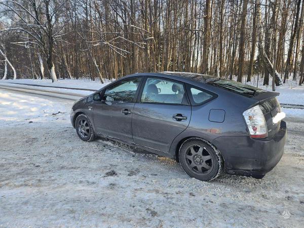 Pelēks Toyota Prius 2008 Viļņa, ar dzinēja tilpumu 1.50 L un nobraukumu 269 tūkst. km par 3700 €, foto 2 vietnē AUTOMOTO.COM.LV
