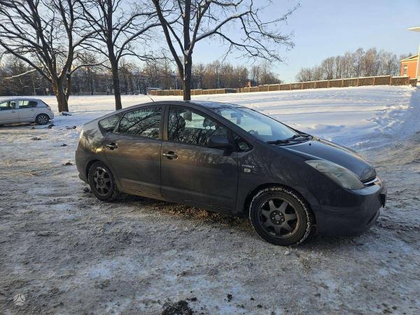Pelēks Toyota Prius 2008 Viļņa, ar dzinēja tilpumu 1.50 L un nobraukumu 269 tūkst. km par 3700 €, foto 3 vietnē AUTOMOTO.COM.LV