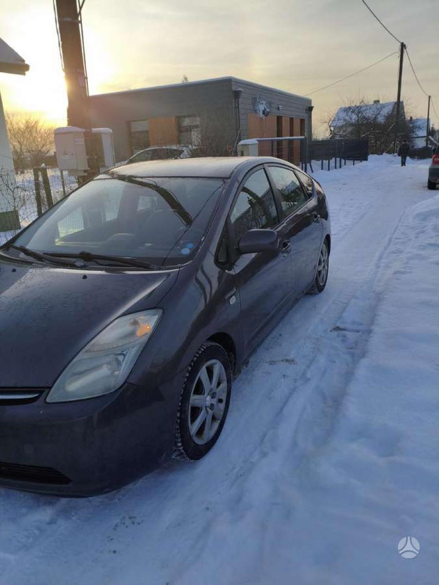 Grey Toyota Prius 2008 in Vilnius, with an engine capacity of 1.50 L and mileage of 298 thousand km for 2500 €, photo 1 on AUTOMOTO.COM.LV