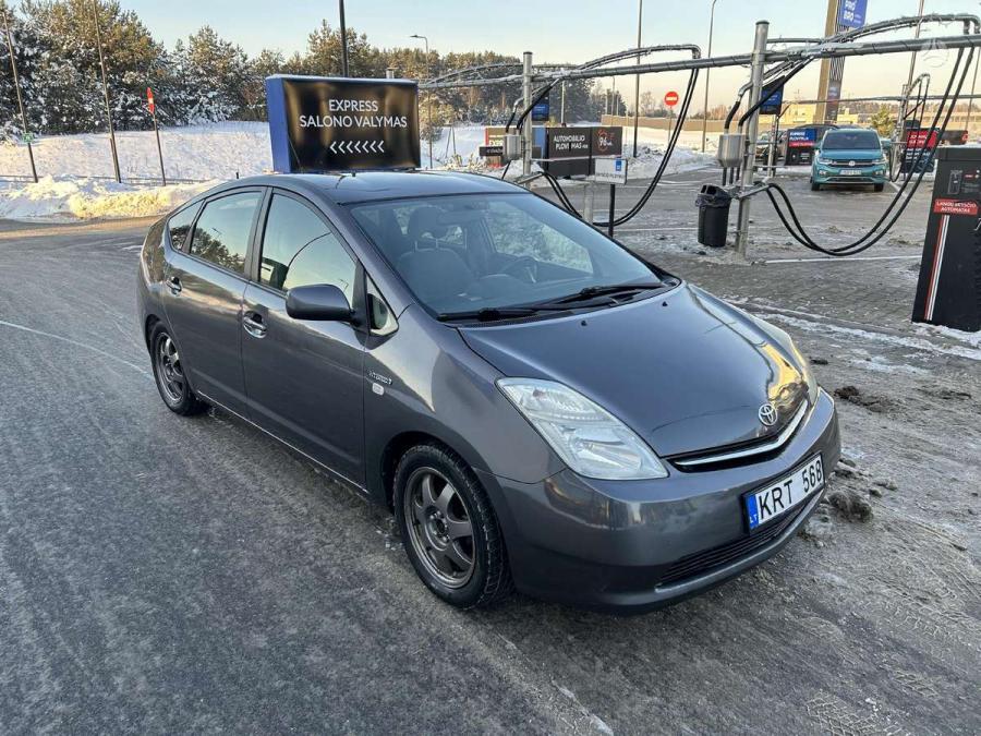 Grey Toyota Prius 2008 in Vilnius, with an engine capacity of 1.50 L and mileage of 350 thousand km for 3500 €, photo 3 on AUTOMOTO.COM.LV