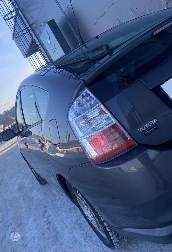 Grey Toyota Prius 2008 in Vilnius, with an engine capacity of 1.50 L and mileage of 220 thousand km for 4950 €, photo 4 on AUTOMOTO.COM.LV
