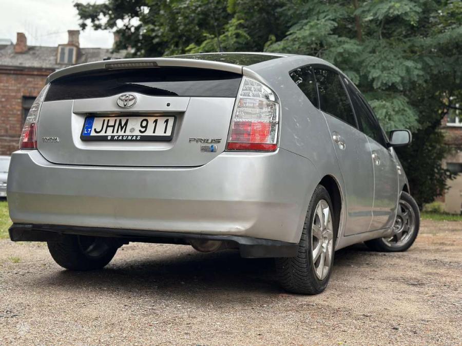Grey Toyota Prius 2008 in Kaunas, with an engine capacity of 1.50 L and mileage of 223 thousand km for 6000 €, photo 2 on AUTOMOTO.COM.LV