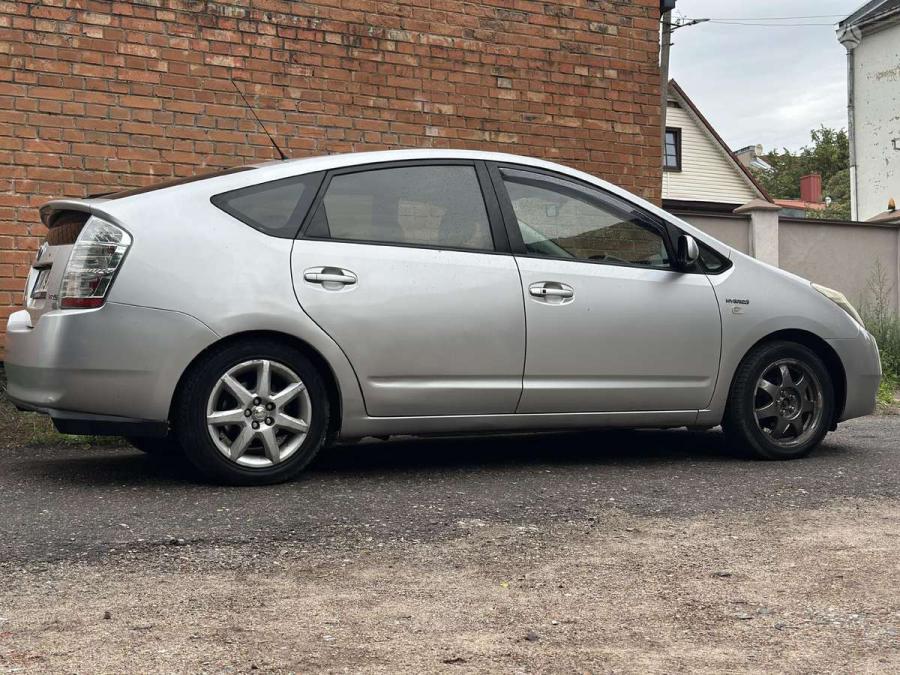 Grey Toyota Prius 2008 in Kaunas, with an engine capacity of 1.50 L and mileage of 223 thousand km for 6000 €, photo 8 on AUTOMOTO.COM.LV