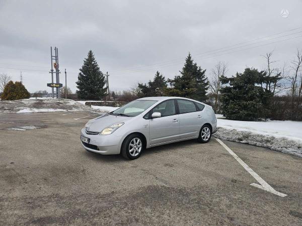 Grey Toyota Prius 2008 in Marijampole, with an engine capacity of 1.50 L and mileage of 174 thousand km for 5600 €, photo 3 on AUTOMOTO.COM.LV