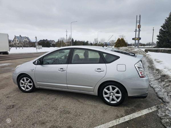 Grey Toyota Prius 2008 in Marijampole, with an engine capacity of 1.50 L and mileage of 174 thousand km for 5600 €, photo 4 on AUTOMOTO.COM.LV
