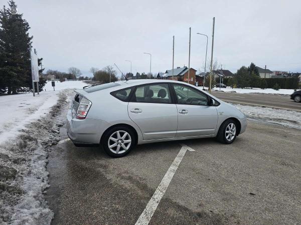 Grey Toyota Prius 2008 in Marijampole, with an engine capacity of 1.50 L and mileage of 174 thousand km for 5600 €, photo 8 on AUTOMOTO.COM.LV