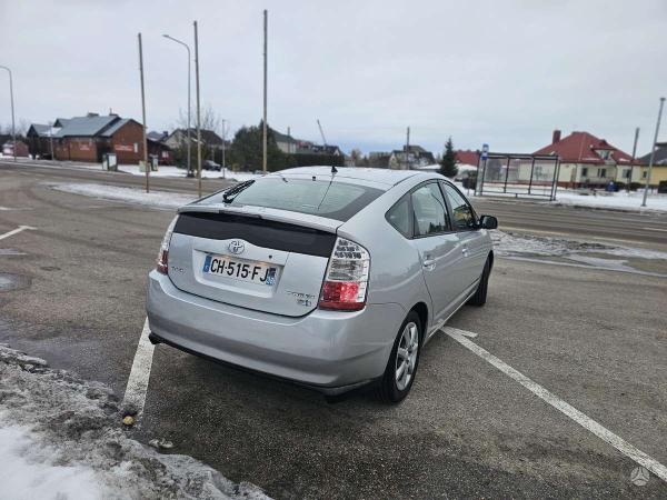 Grey Toyota Prius 2008 in Marijampole, with an engine capacity of 1.50 L and mileage of 174 thousand km for 5600 €, photo 9 on AUTOMOTO.COM.LV