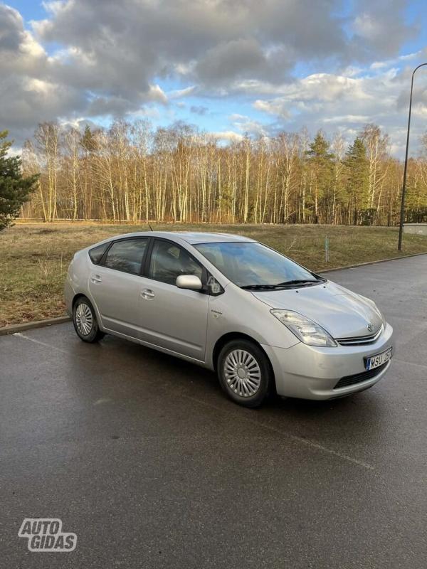 Pelēks Toyota Prius 2008 Kauņa, ar dzinēja tilpumu 1.50 L un nobraukumu 305 tūkst. km par 3950 €, foto 1 vietnē AUTOMOTO.COM.LV