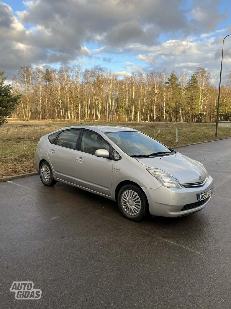 Pelēks Toyota Prius 2008 Kauņa, ar dzinēja tilpumu 1.50 L un nobraukumu 305 tūkst. km par 3950 €, foto 1 vietnē AUTOMOTO.COM.LV