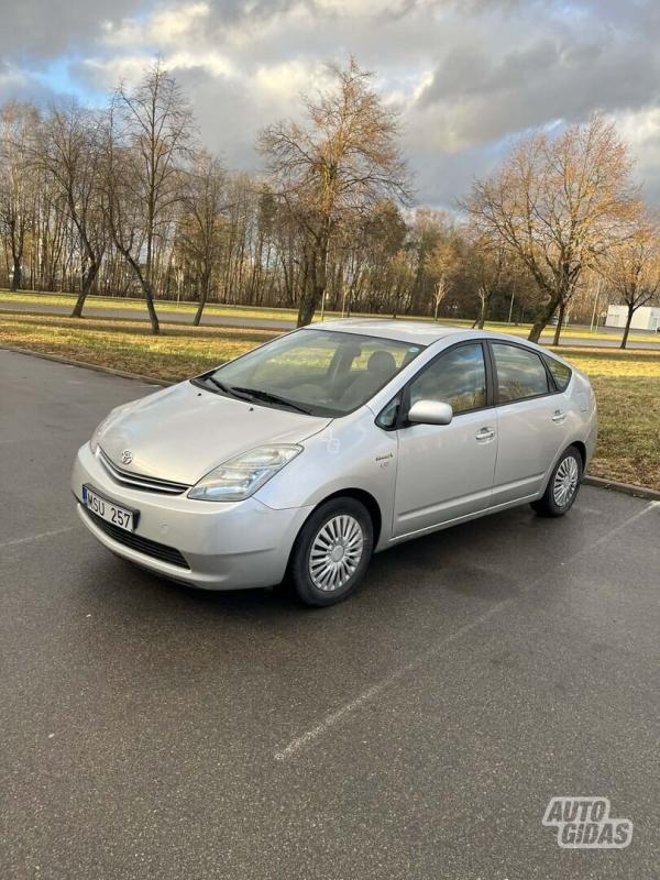 Pelēks Toyota Prius 2008 Kauņa, ar dzinēja tilpumu 1.50 L un nobraukumu 305 tūkst. km par 3950 €, foto 2 vietnē AUTOMOTO.COM.LV