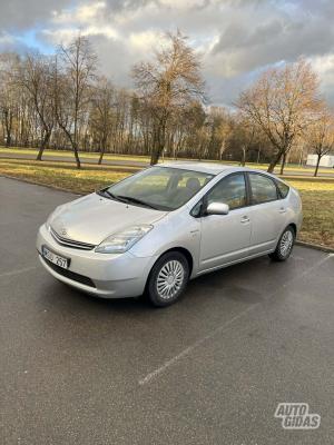 Pelēks Toyota Prius 2008 Kauņa, ar dzinēja tilpumu 1.50 L un nobraukumu 305 tūkst. km par 3950 €, foto 3 vietnē AUTOMOTO.COM.LV