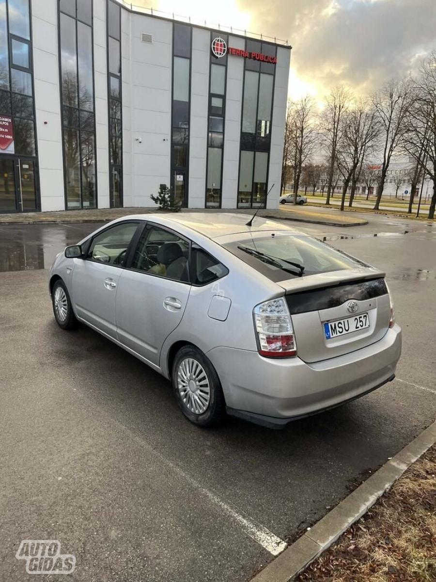 Pelēks Toyota Prius 2008 Kauņa, ar dzinēja tilpumu 1.50 L un nobraukumu 305 tūkst. km par 3950 €, foto 4 vietnē AUTOMOTO.COM.LV