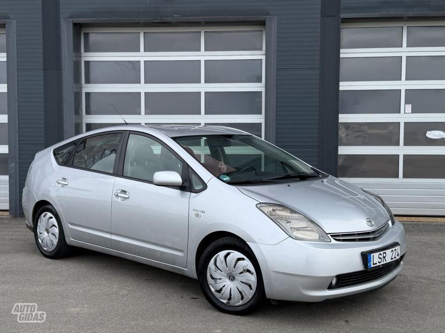 Grey Toyota Prius 2008 in Panevezys, with an engine capacity of 1.50 L and mileage of 362 thousand km for 2650 €, photo 1 on AUTOMOTO.COM.LV