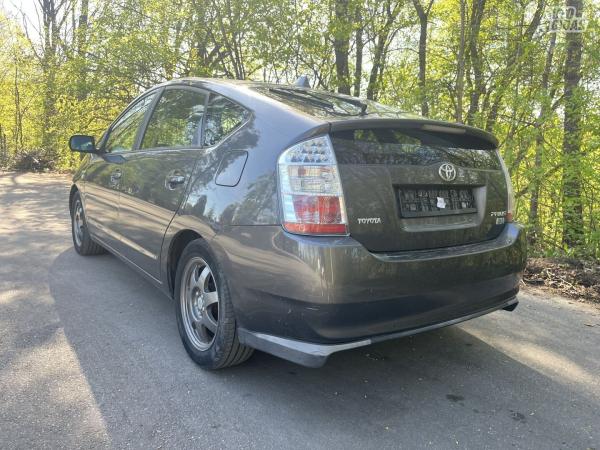 Grey Toyota Prius 2008 in Kaunas, with an engine capacity of 1.50 L and mileage of 320 thousand km for 3750 €, photo 3 on AUTOMOTO.COM.LV