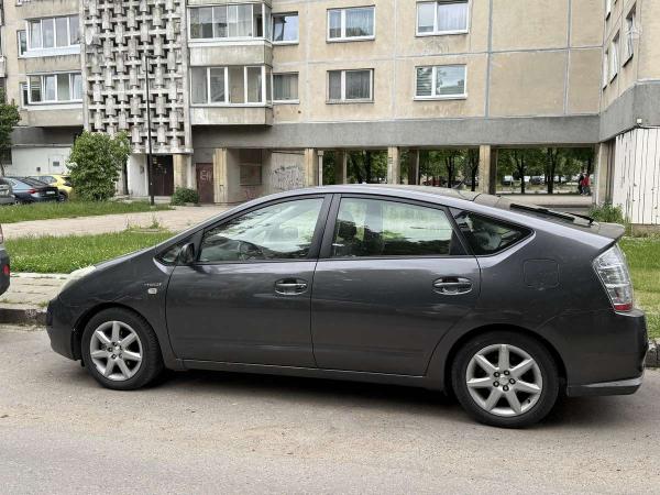 Grey Toyota Prius 2008 in Vilnius, with an engine capacity of 1.50 L and mileage of 264 thousand km for 2000 €, photo 8 on AUTOMOTO.COM.LV