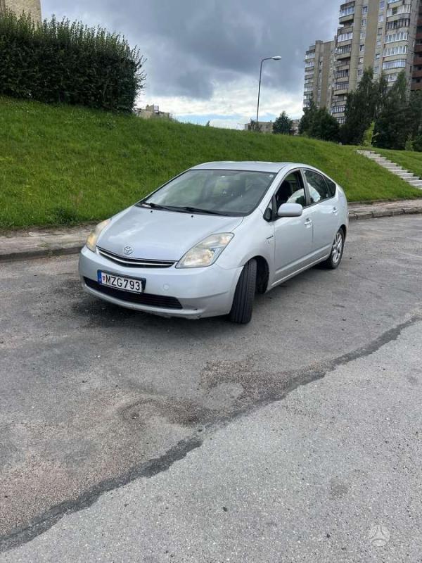 Grey Toyota Prius 2008 in Vilnius, with an engine capacity of 1.50 L and mileage of 433 thousand km for 2800 €, photo 1 on AUTOMOTO.COM.LV