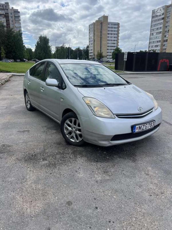 Grey Toyota Prius 2008 in Vilnius, with an engine capacity of 1.50 L and mileage of 433 thousand km for 2800 €, photo 2 on AUTOMOTO.COM.LV