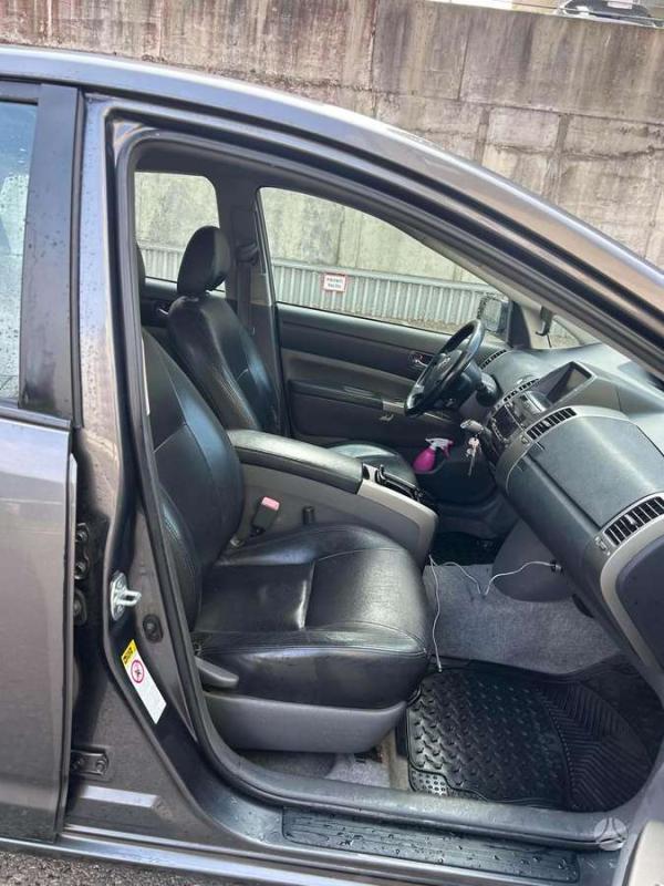 Pelēks Toyota Prius 2008 Viļņa, ar dzinēja tilpumu 1.50 L un nobraukumu 272 tūkst. km par 1750 €, foto 4 vietnē AUTOMOTO.COM.LV