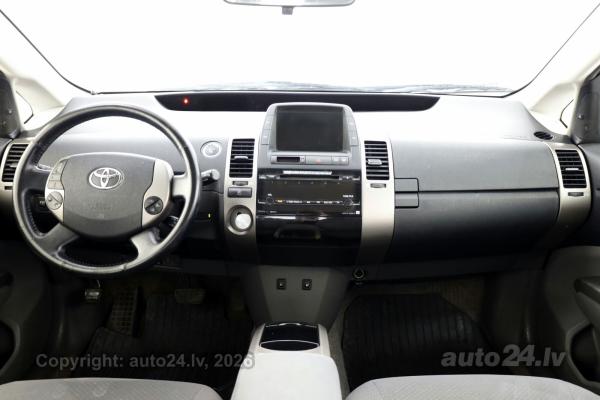 Grey Toyota Prius 2008 in Tallinn, with an engine capacity of 1.50 L and mileage of 325 thousand km for 1799 €, photo 5 on AUTOMOTO.COM.LV
