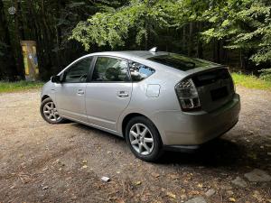 Pelēks Toyota Prius 2008 Alīta, ar dzinēja tilpumu 1.50 L un nobraukumu 429 tūkst. km par 4100 €, foto  vietnē AUTOMOTO.COM.LV