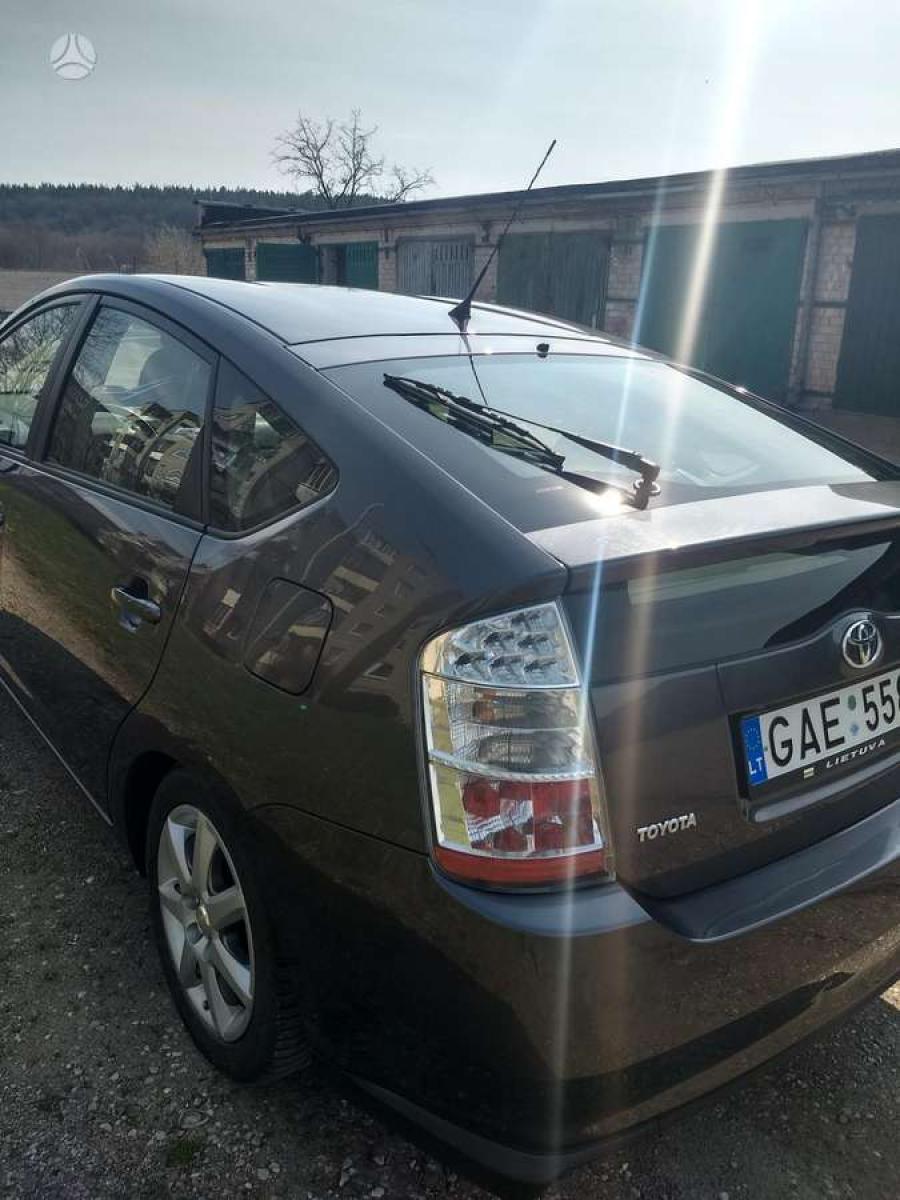 Grey Toyota Prius 2008 in Vilnius, with an engine capacity of 1.50 L and mileage of 214 thousand km for 5500 €, photo 1 on AUTOMOTO.COM.LV