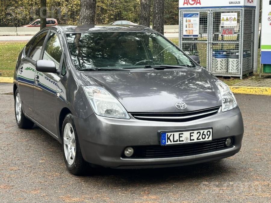 Grey Toyota Prius 2008 in Riga, with an engine capacity of 1.50 L and mileage of 340 thousand km for 3990 €, photo 1 on AUTOMOTO.COM.LV