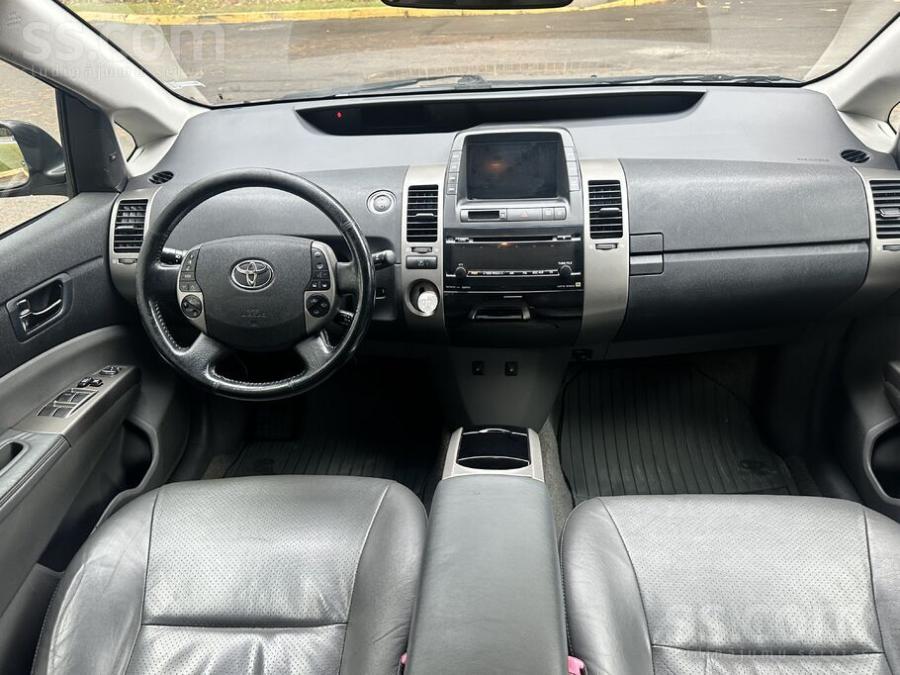 Grey Toyota Prius 2008 in Riga, with an engine capacity of 1.50 L and mileage of 340 thousand km for 3990 €, photo 16 on AUTOMOTO.COM.LV