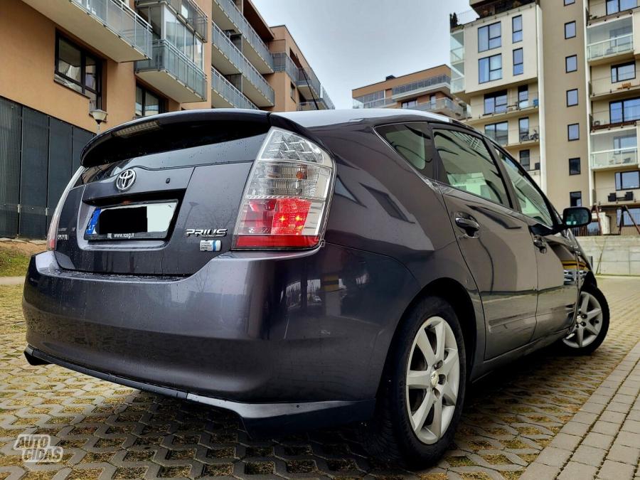 Grey Toyota Prius 2009 in Vilnius, with an engine capacity of 1.50 L and mileage of 355 thousand km for 2590 €, photo 1 on AUTOMOTO.COM.LV