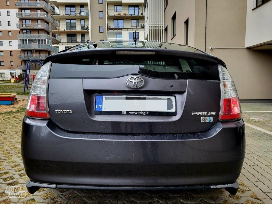 Grey Toyota Prius 2009 in Vilnius, with an engine capacity of 1.50 L and mileage of 355 thousand km for 2590 €, photo 4 on AUTOMOTO.COM.LV