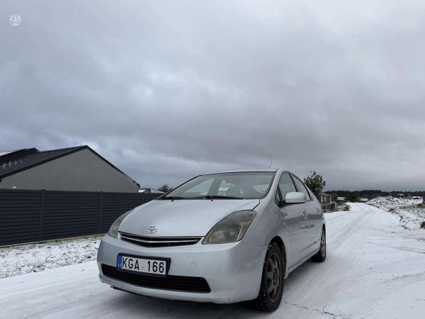 Grey Toyota Prius 2009 in Vilnius, with an engine capacity of 1.50 L and mileage of 390 thousand km for 2950 €, photo 1 on AUTOMOTO.COM.LV