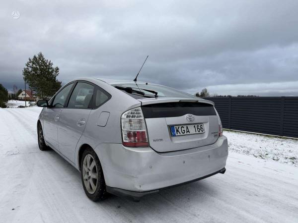 Grey Toyota Prius 2009 in Vilnius, with an engine capacity of 1.50 L and mileage of 390 thousand km for 2950 €, photo 2 on AUTOMOTO.COM.LV