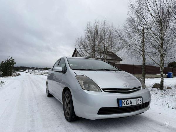 Grey Toyota Prius 2009 in Vilnius, with an engine capacity of 1.50 L and mileage of 390 thousand km for 2950 €, photo 3 on AUTOMOTO.COM.LV